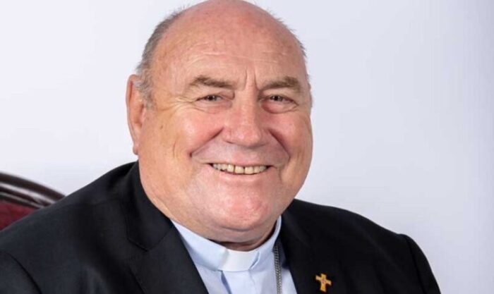 Cựu giám mục Úc Christopher Saunders bị buộc vào tội phạm tình dục ở Úc sau khi cảnh sát mở lại ...